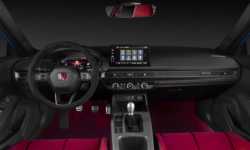 Foto interna do Honda Civic Type R 2023, exibindo o painel de ...