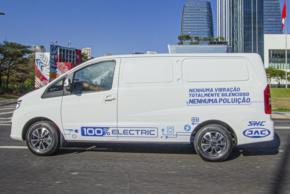 Foto lateral do Jac E-JV5.5 (2023-2025).