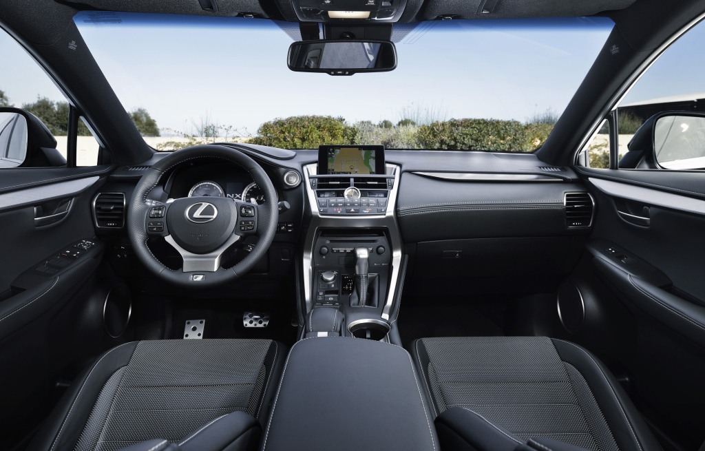 Foto do interior do Lexus NX-200t F-Sport (2015-2017), exibindo o ...