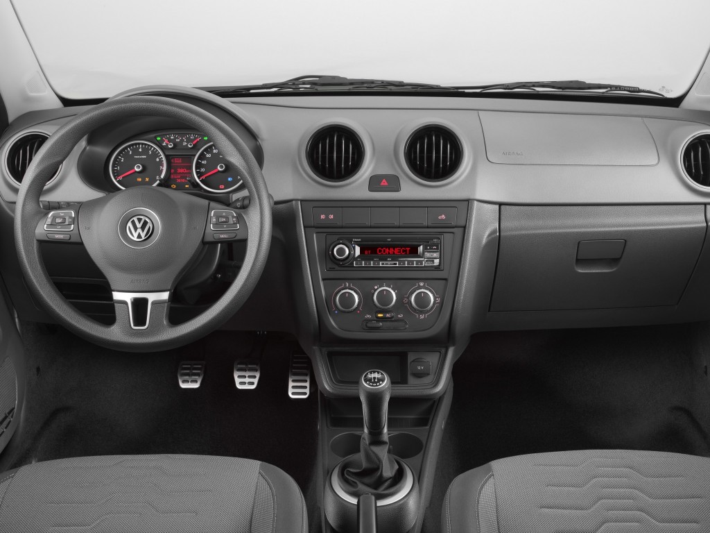 Foto interna da Volkswagen Saveiro Cross 1.6 (2010-2014), exibindo o ...