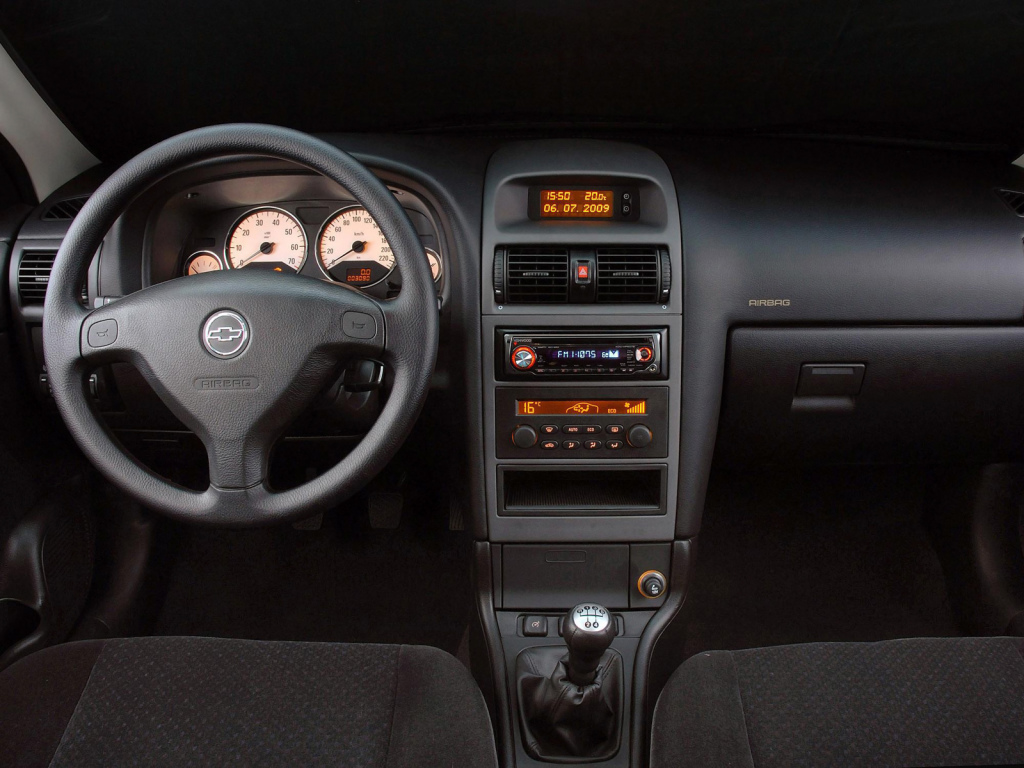 Foto interna do Chevrolet Astra Sport 2.0 (2000-2008), exibindo painel ...