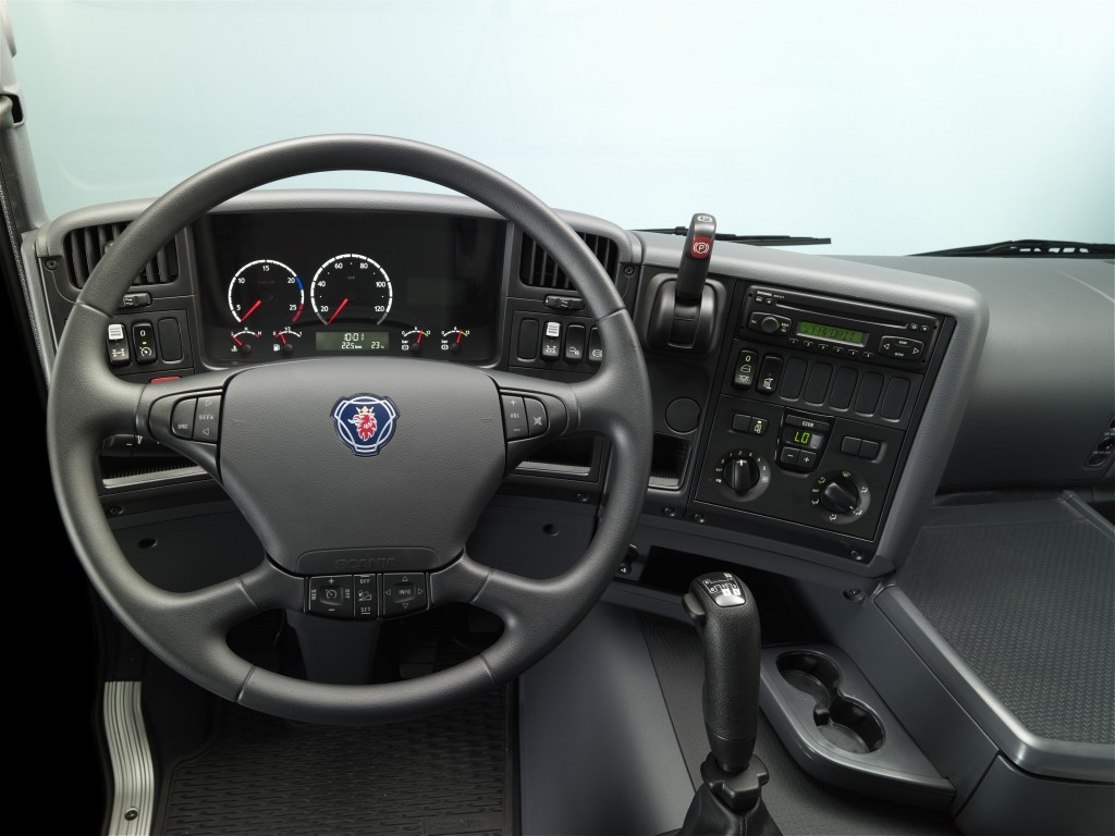 Foto do interior do Scania G-420 A 6X4 (2008-2012), exibindo o painel ...