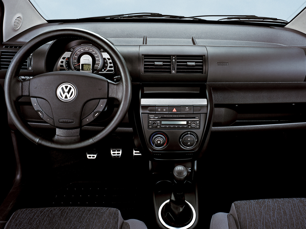 Foto interna do Volkswagen CrossFox 1.6 Mi (2005-2015), exibindo o ...
