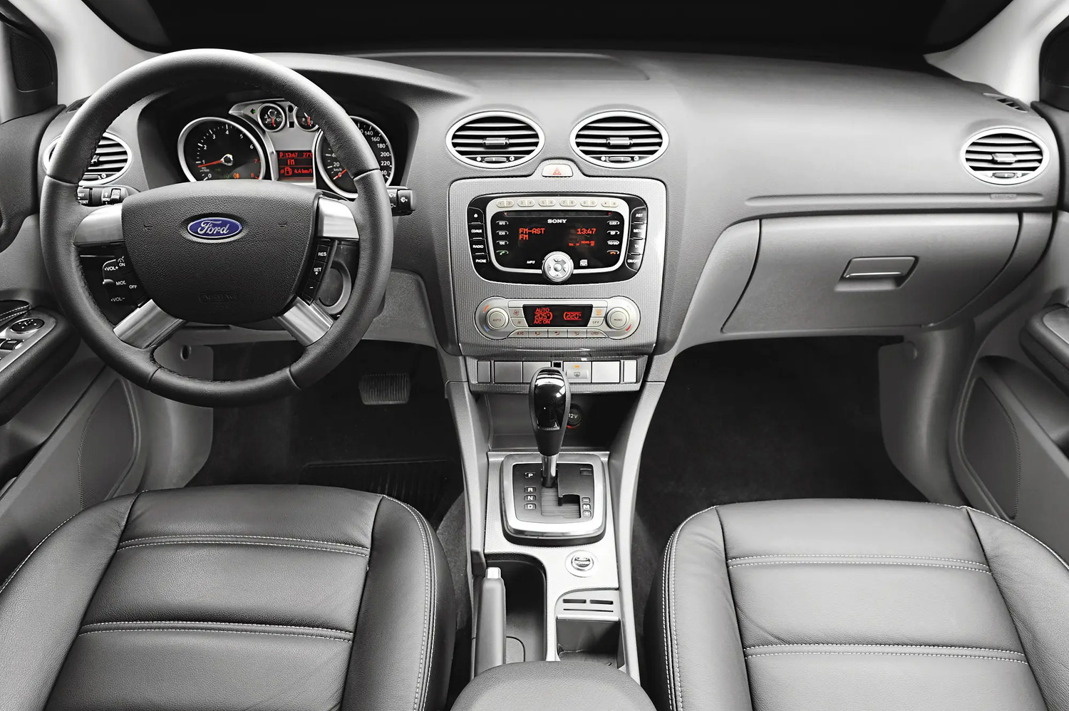 Foto interna do Ford Focus Titanium Sedan (2011-2013), exibindo o ...