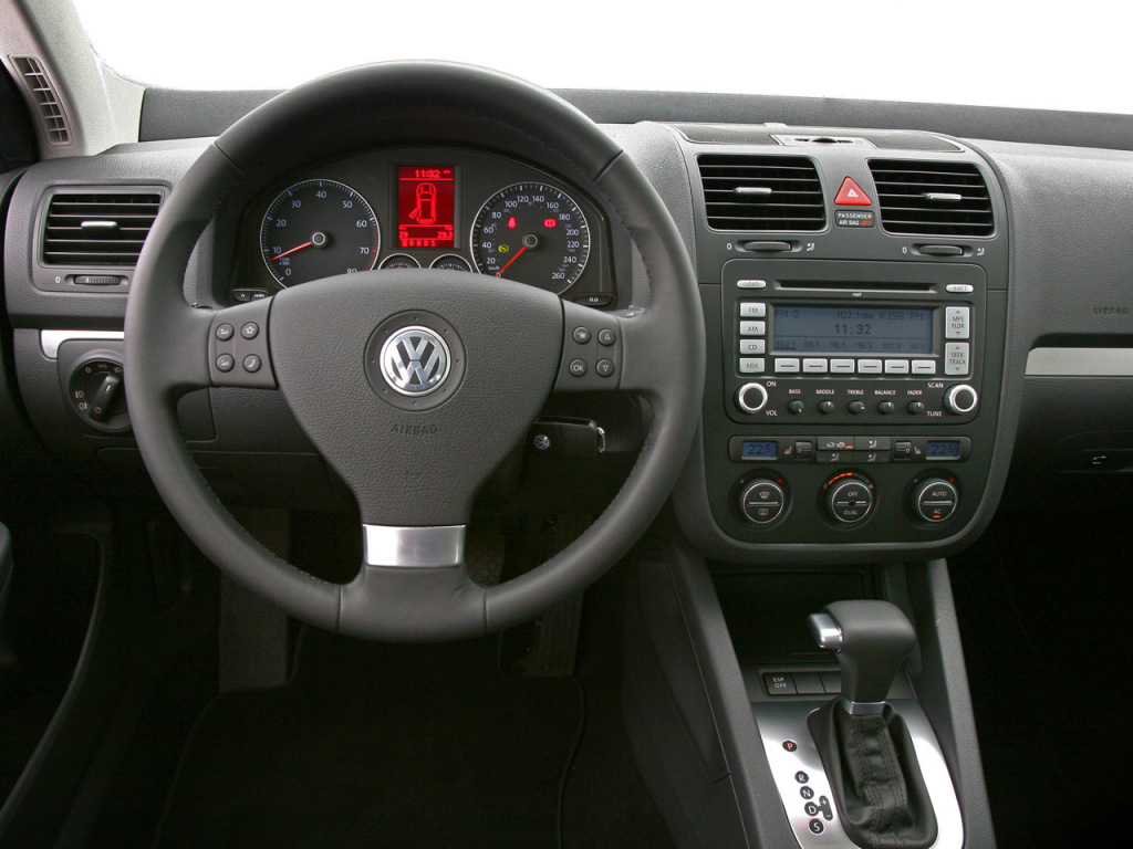 Foto interna do Volkswagen Jetta Variant 2.5 (2008-2010), exibindo o ...