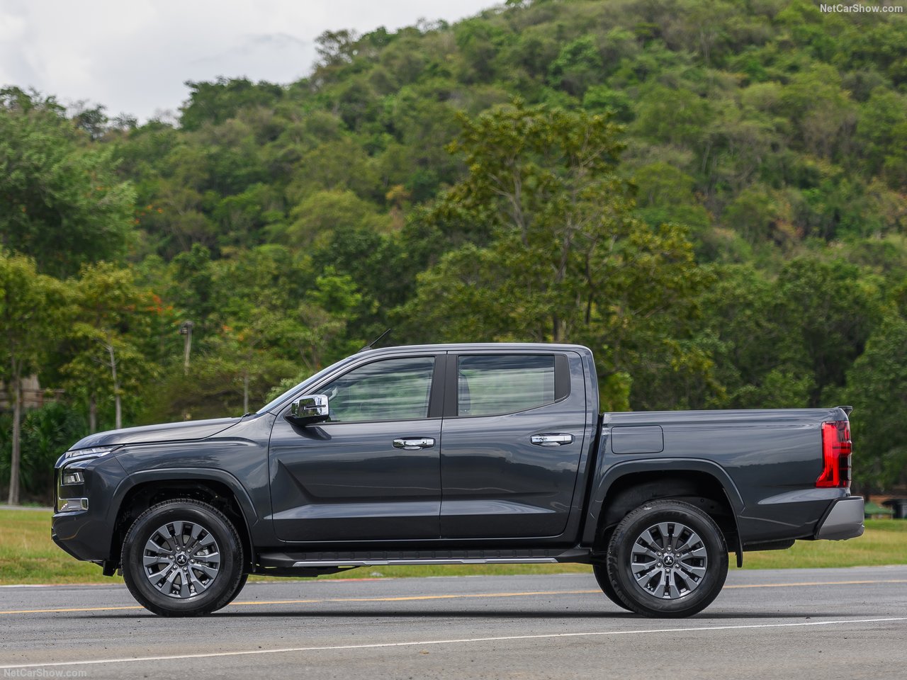 Foto lateral da Mitsubishi L200 Triton GLS 2026.